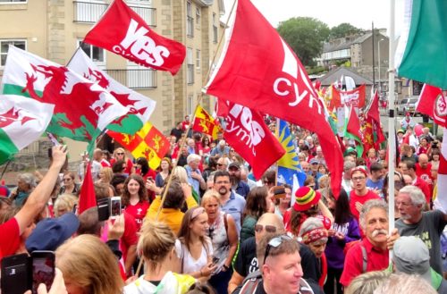 Yes Cymru: 'Positive response' to banners on bridges independence call