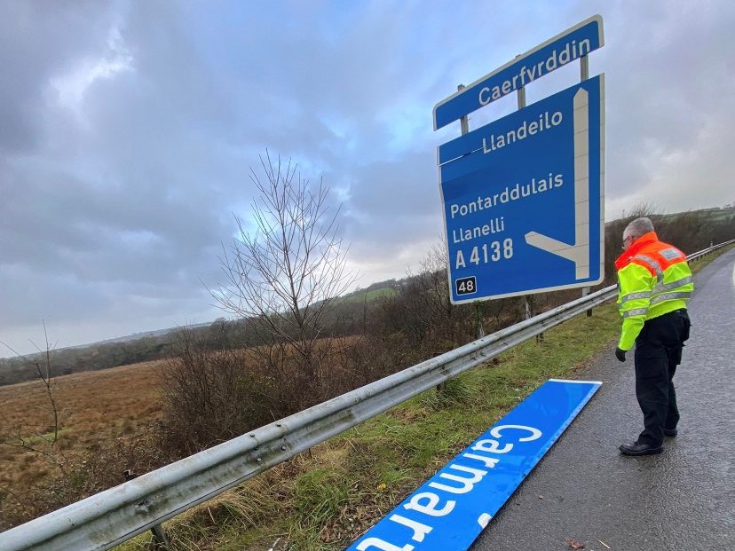 Storm Eunice makes bilingual road sign Welsh language only