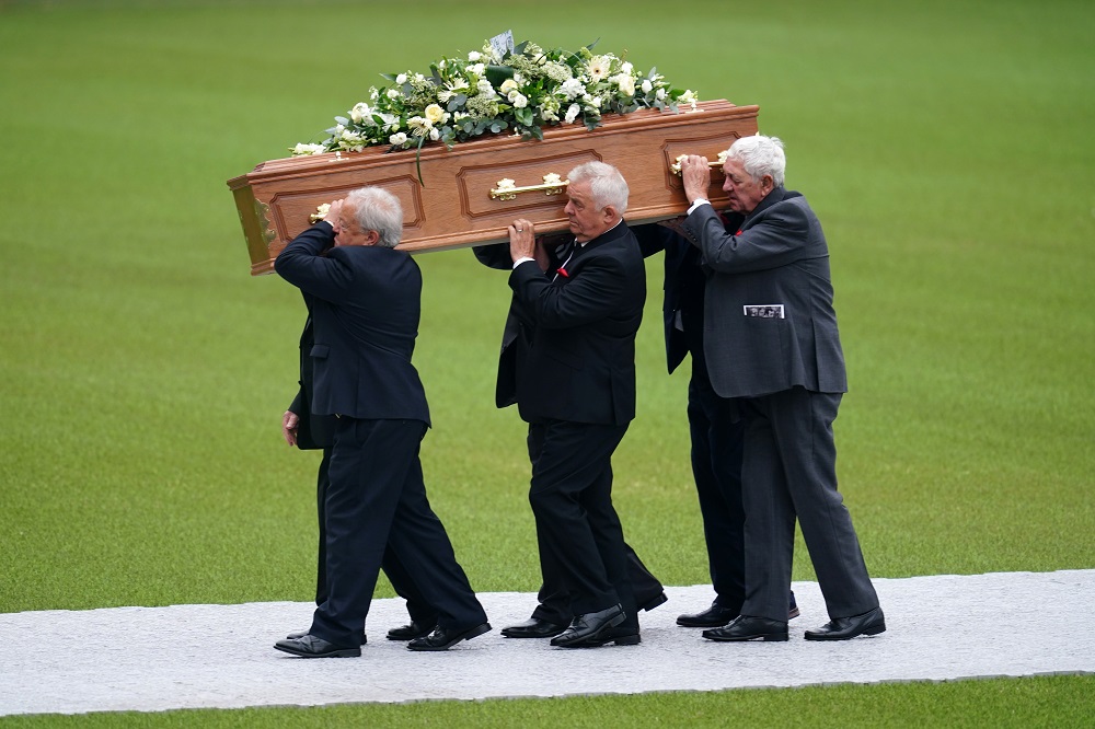 Thousands pay respects to Wales legend Phil Bennett at Parc y Scarlets