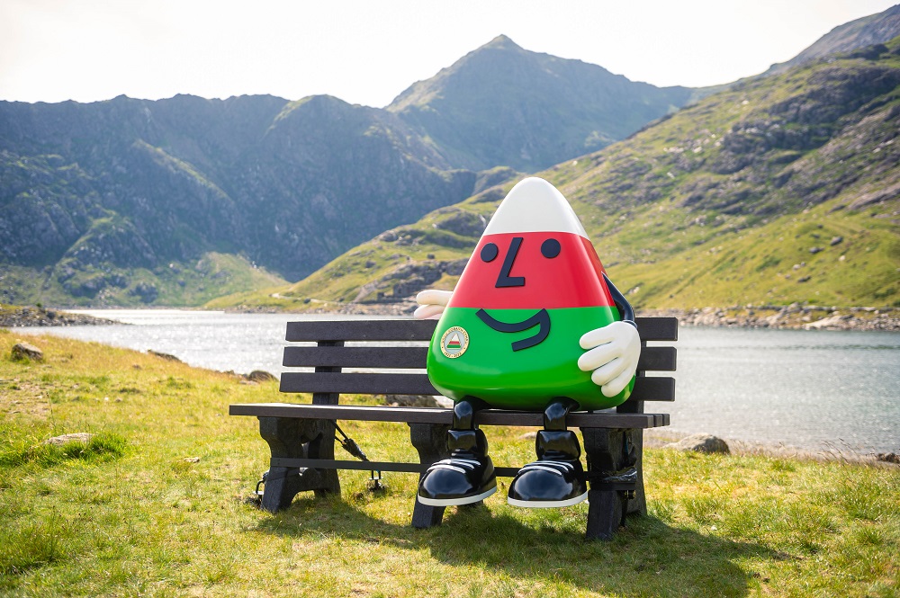 Watch: Full-sized statue of Mistar Urdd revealed on yr Wyddfa